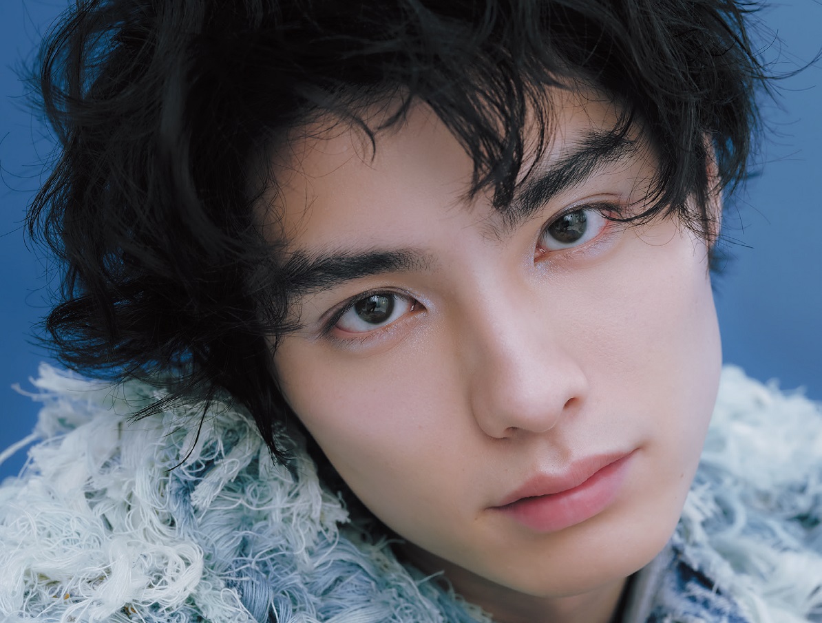 本田響矢「肌に溶け込んでいい感じ」 ボーダーレスに楽しめる“煌めきアイメイク”に挑戦 | ananニュース – マガジンハウス