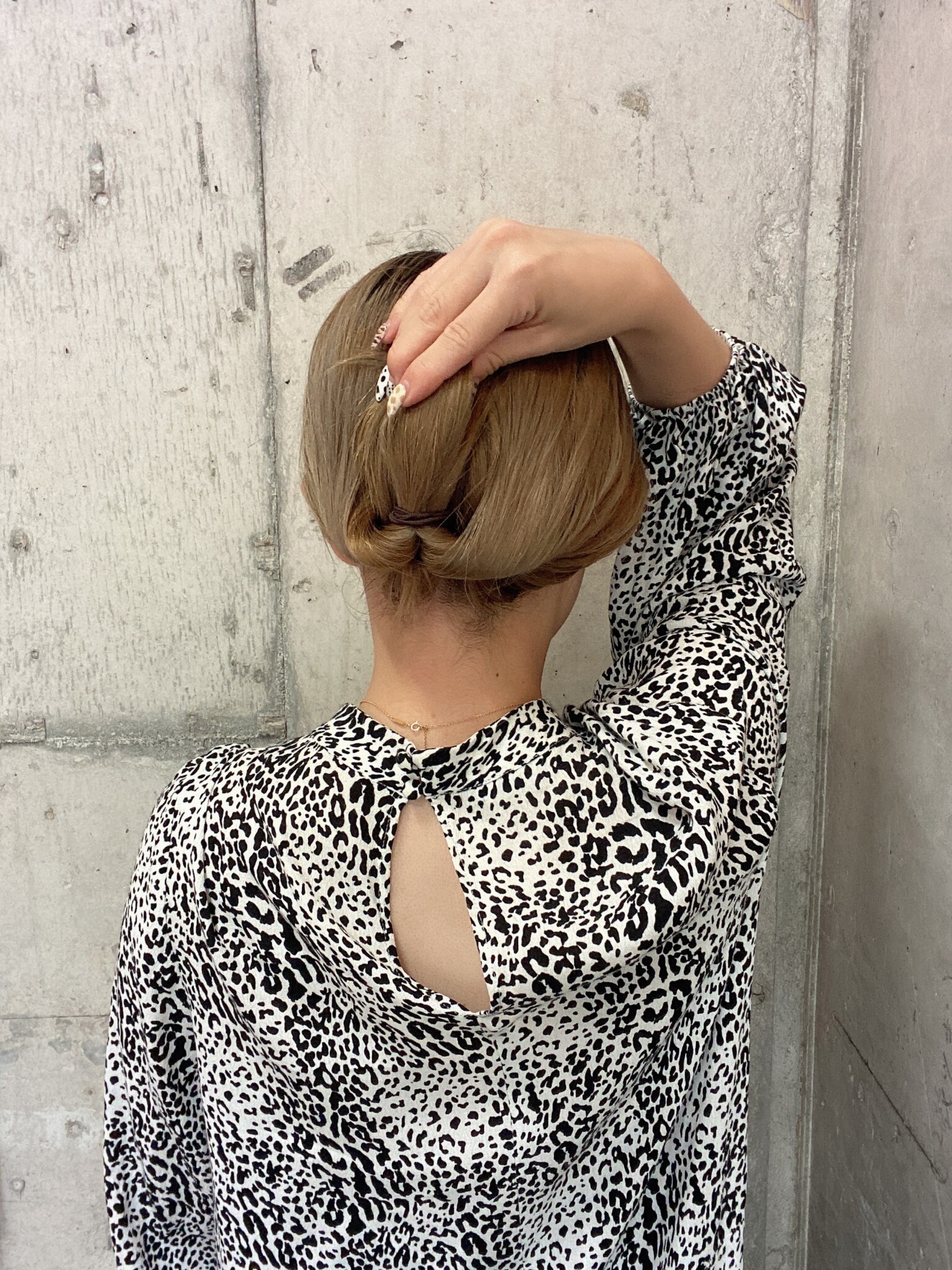 【コテ不使用】寝癖があってもバレない！ 不器用な人でもできる「簡単“垢抜け”まとめ髪アレンジ」 | ビューティー、ファッション、エンタメ、占い…最新情報を毎日更新 | ananweb