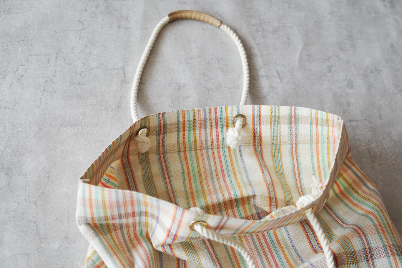 大失敗しました… 梅雨に避けたい「雨の日のNGコーデ」4選 | ビューティー、ファッション、エンタメ、占い…最新情報を毎日更新 | ananweb