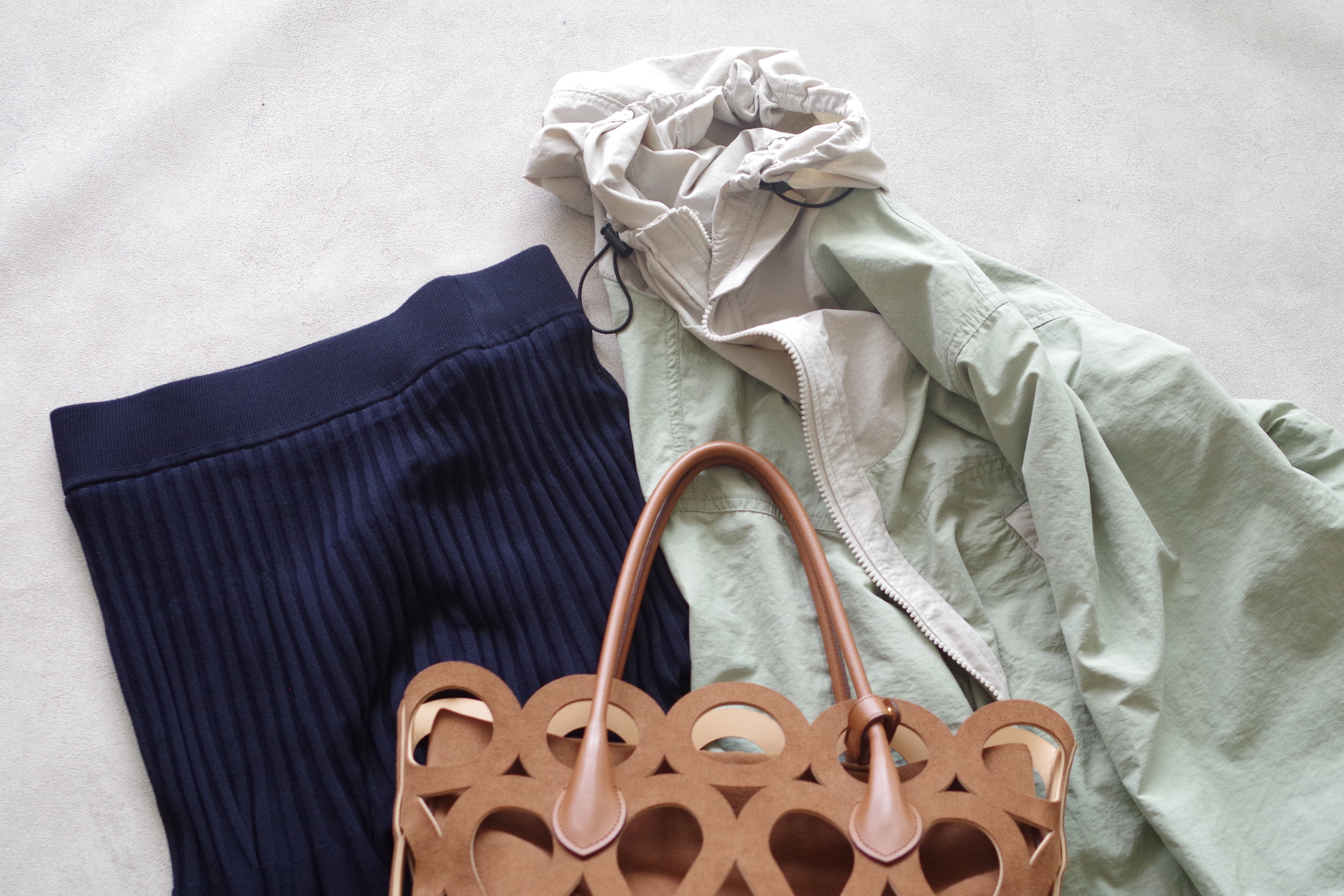 着て後悔しました… 40代ファッションライターが失敗した「梅雨のNGコーデ」とOKコーデのコツ – 文／桐生奈奈子 | Lifestyle | anan Beauty+